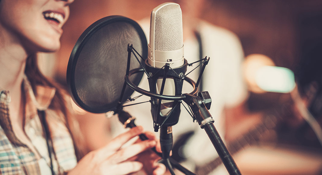 5 Best Microphone For Female Voice Over 2023 - Eric Sardinas