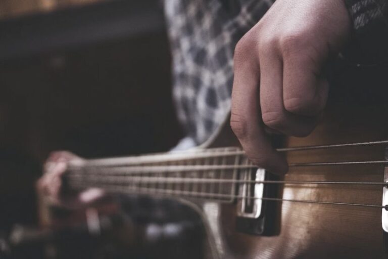 How Many Strings Does A Bass Guitar Have - Eric Sardinas